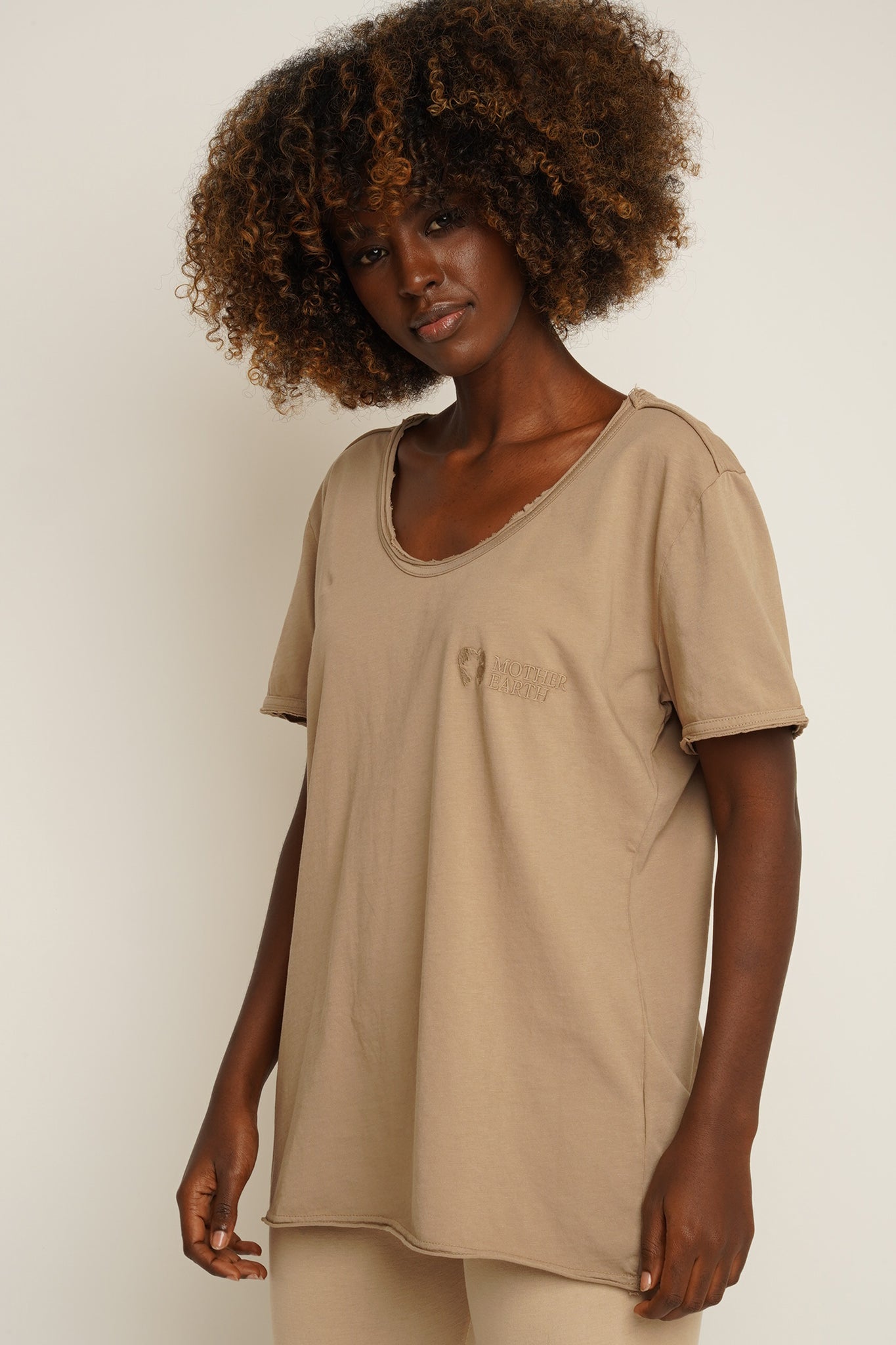 T-SHIRT OVERSIZE Z DELIKATNYM EFEKTEM SPRANIA BEŻOWY - NUSA – Mother Earth